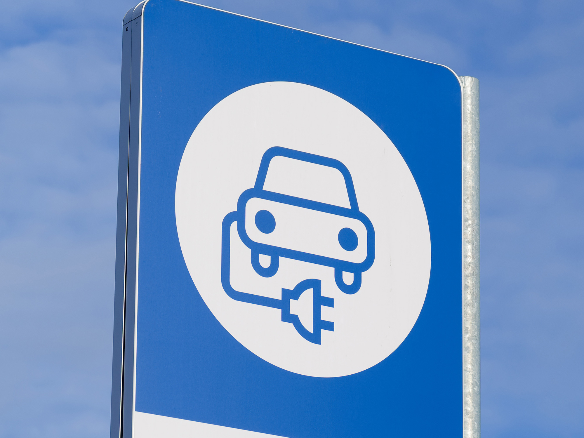 Drivers Call for Improved Signage to Highlight Public EV Charging